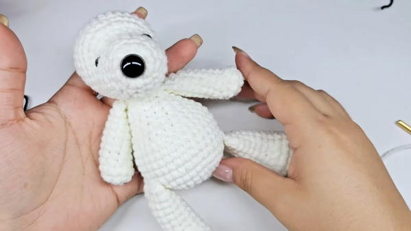 Cute Crochet Snoopy Pattern that Captures Iconic Details - Mint Design Blog